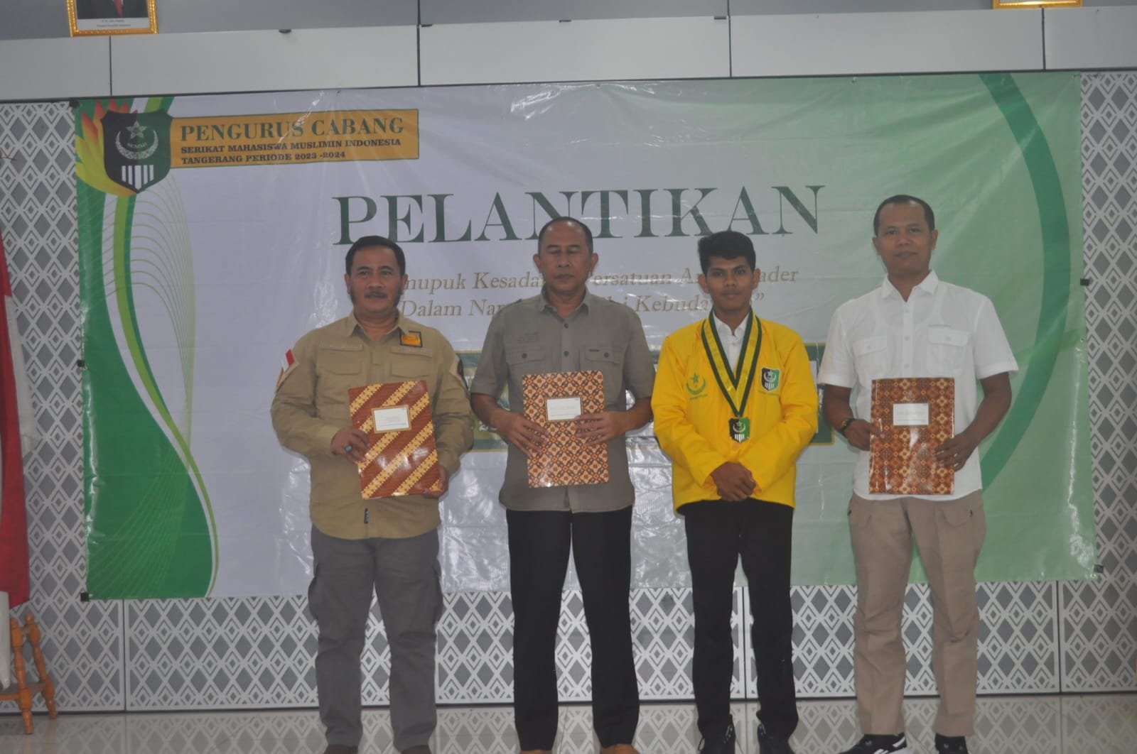 PC SEMMI Tangerang Berikan Cindera Mata Naskah Evaluasi Pemerintah ...